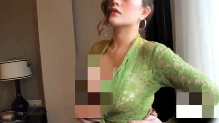 Video Syur Wanita Kebaya Hijau Viral, Diduga Diperankan Model Majalah Dewasa | Vonis.id
